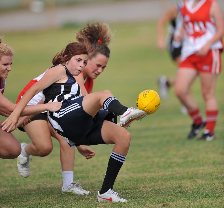Womens Footy heats up - AFL Broken Hill - GameDay